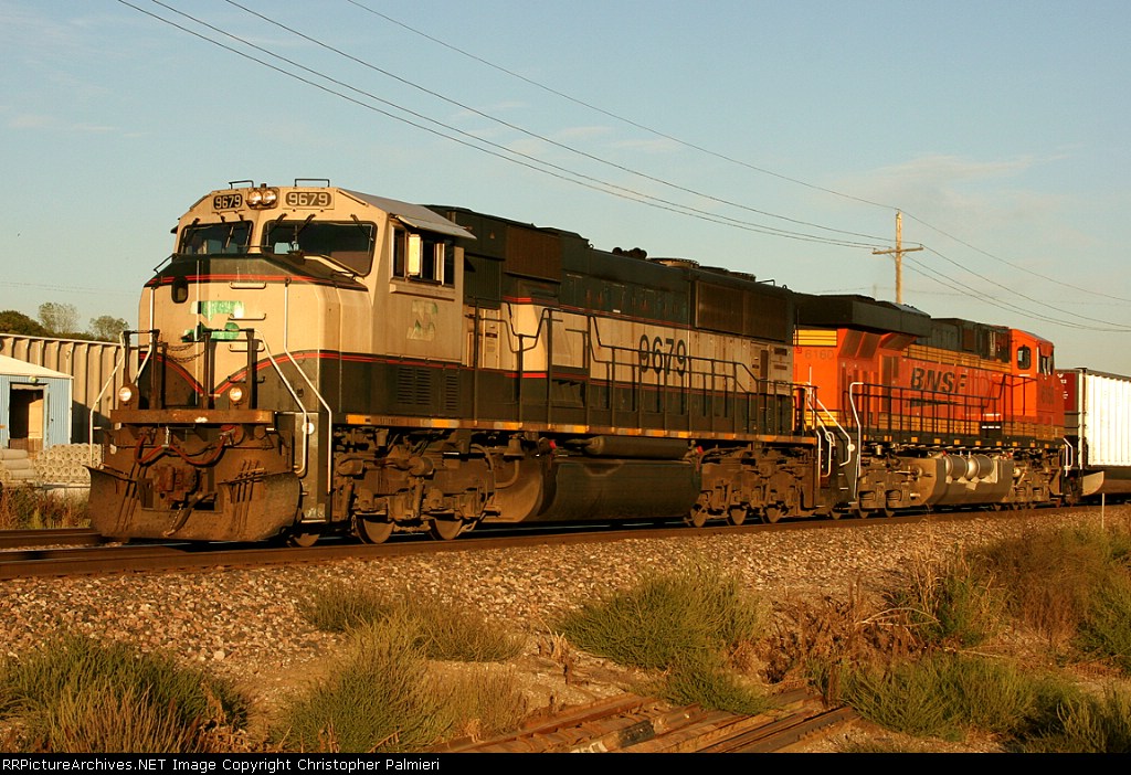BNSF 9679 and BNSF 6160